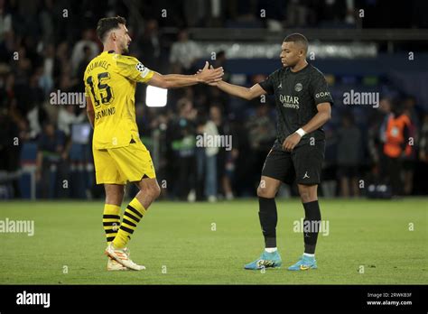 Mats Hummels de Dortmund salue Kylian Mbappe du PSG après le match de