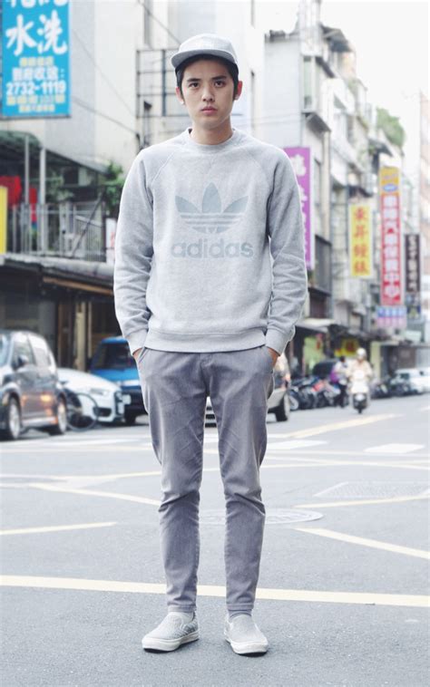 沒錯，這件就是這麼百搭！型男衣櫃必備的「大學tee」單穿內搭都好看！ Manfashion這樣變型男
