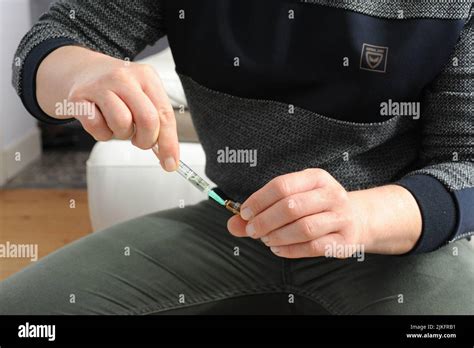 Préparation Dune Injection Intramusculaire Anti Inflammatoire Piroxicam Pour Traiter La