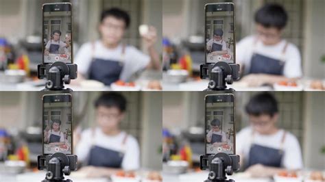 亚洲华裔少年男孩在后院厨房教授烹饪广播。 视频素材下载 编号 17164248 光厂 Vj师网
