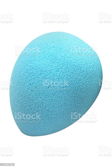 얼굴 메이크업을 적용 하기 위한 블루 화장품 스폰지 패드 흰색 배경에 고립 클리핑 경로 포함 0명에 대한 스톡 사진 및 기타 이미지 Istock