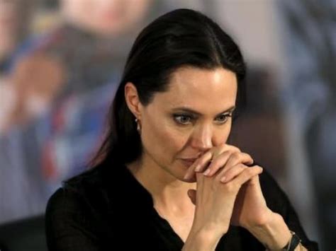 安潔莉娜裘莉 Angelina Jolie 不爽保母對布萊德彼特調情：「經常盯著小布半裸的身體！」 Juksy 街星