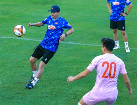 Bất ngờ với phong cách xì tin của HLV Kim sang sik tương tác vui vẻ trong buổi tập đầu tiên của