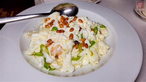 臺南美食復刻老粵菜經典再現香港籍袁東海主廚重新演繹幾近失傳的廣東老菜美極龍穿鳳翼吊片蒸手剁肉餅白雪藏龍等每道160元起 彩豐