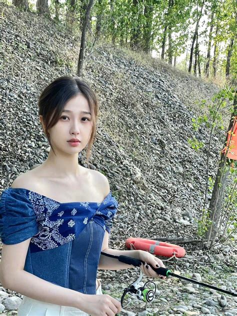 我们欣欣子真的是可甜可辣呀 女鹅好漂亮！钓鱼真的是很惬意啦财经头条