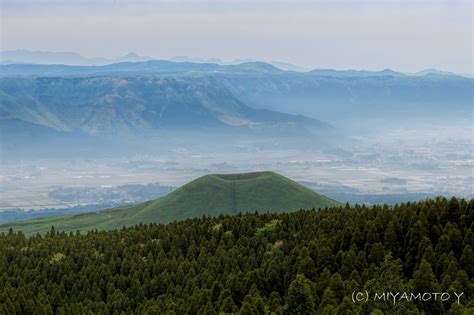 米塚と阿蘇外輪山 By 宮本よしひさ （id：3800696） 写真共有サイト Photohito