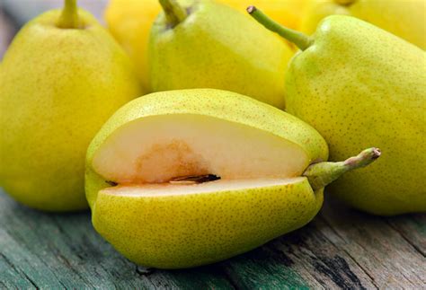 초록색입니다 Pears 따라 전원주의 압살했다 0명에 대한 스톡 사진 및 기타 이미지 0명 2015년 가을 Istock