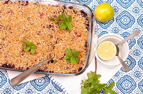 Лесна рецепта за крамбъл със замразени плодове и сладолед Вкусен и свеж десерт със замразени