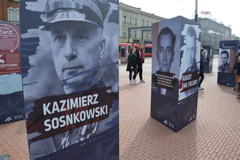 Historia o Armii Krajowej wyszła na ulicę Otwarto wystawę Armia Krajowa największa podziemna