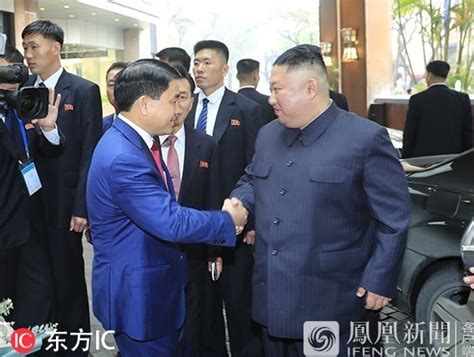 握手后 金正恩笑着和小女孩交谈凤凰网
