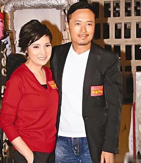 67岁苗侨伟现状：不显老，与妻恩爱，儿子颜值却不如他！ 360娱乐，你开心就好