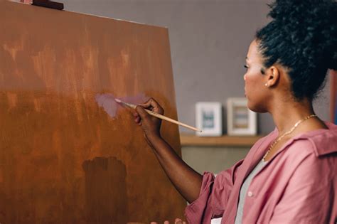 핑크 셔츠를 입은 아름다운 아프로 여성 아티스트 그녀의 홈 스튜디오에서 캔버스에 그림 예술가에 대한 스톡 사진 및 기타 이미지