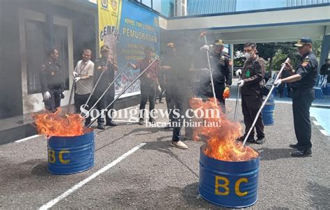 Bea Cukai Sorong Musnahkan Ribuan Botol Miras Rokok Hingga Sex Toys
