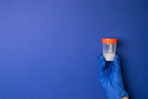 라텍스 블루 장갑에 의사의 손은 생물학적 재료와 플라스틱 용기를 보유하고 건강 검진에 대한 스톡 사진 및 기타 이미지 건강 검진 건강 진단 건강관리와 의술 Istock