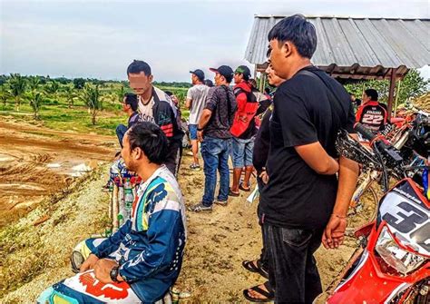 ในประเทศ นอภ ศรีราชานำทีมลุยสนามซ้อมโมโตครอส จับมั่วสุ่มประลองแข่งรถ