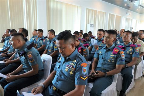 Prajurit Petarung Yonmarhanlan I Yang Beragama Nasrani Ikuti Ibadah Dan