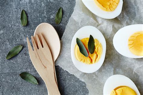 나무 포크와 스푼 그린 장식 아침 삶은 계란 Leafs 회색 테이블에 0명에 대한 스톡 사진 및 기타 이미지 0명 건강한 생활방식 건강한 식생활 Istock