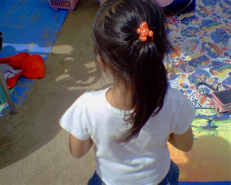 秋の運動会の模様を立ち見るポニーテールの少女の背中紀行道中写真館