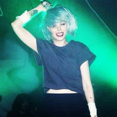 Пин на доске Crystal Castles Позы моделей Новая музыка Модели