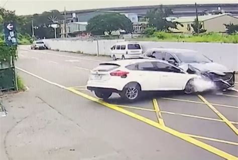 桃園汽車遭衝撞 肇事男竟當場落跑 Beanfun