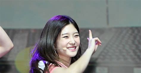 사진 아이오아이 정채연상큼 미소 날리며