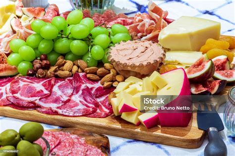 치즈 와인 바게트 과일 및 스낵의 다른 유형은 맛과 휴일 풍경을위한 테이블에 소풍 음식에 대한 스톡 사진 및 기타 이미지