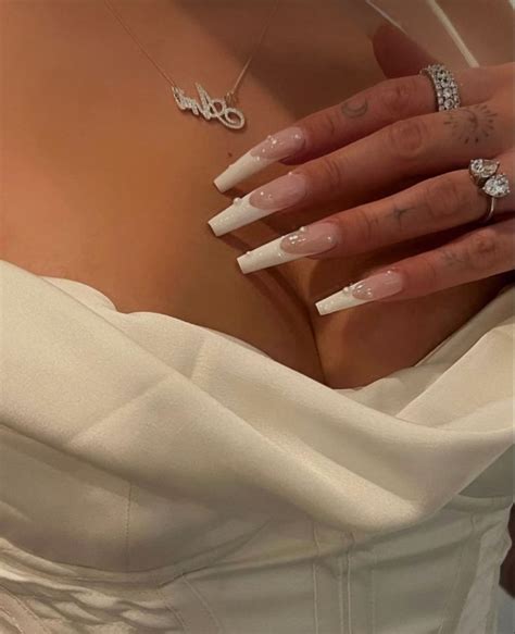 𝐒𝐓𝐔𝐍𝐍𝐀𝐆𝐑𝐋ᥫ Nail designs Bling acrylic nails Long acrylic nails