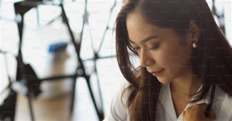 매력적인 여성 약사 또는 의사가 공간 양식에 처방전을 작성합니다 약국 및 의료 건강 관리 개념 사진 Unsplash의 일반 개업의 이미지