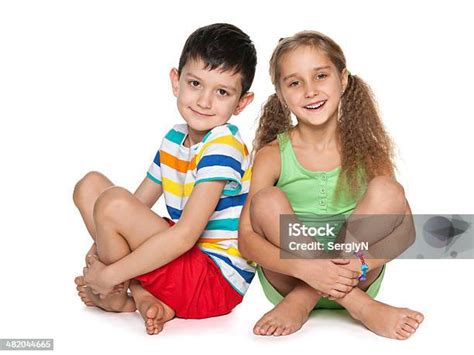 Zwei Fröhliche Kinder Auf Weiß Stockfoto und mehr Bilder von Mädchen - Mädchen, Freundschaft ...