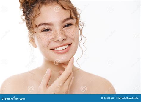 迷人的松了口的快乐柔嫩的红头女孩面部雀斑，微笑着满足地抚摸下巴的手指 库存图片 图片 包括有 附子 雀斑 165366571