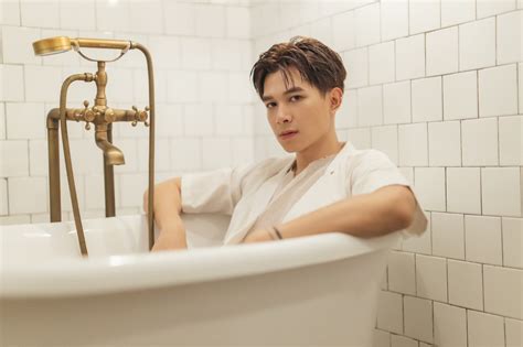 Anh Tú Khoe Vẻ Lãng Tử Như Trai Hàn Mừng Sinh Nhật Với Màn Cởi áo Khoe