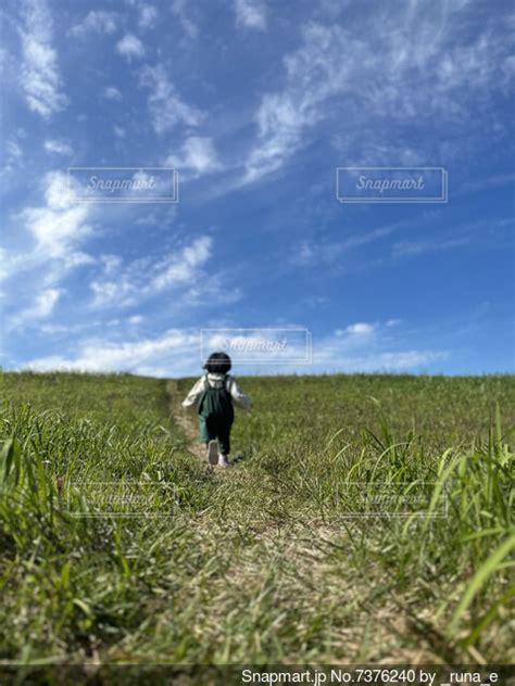 青々とした緑の野原に立つ人の写真・画像素材 Snapmart（スナップマート）