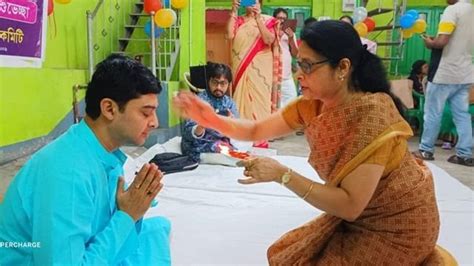 ভাইফোঁটায় নিষিদ্ধপল্লিতে ভাস্বর ফোঁটা নিলেন যৌনকর্মী দিদিদের থেকে