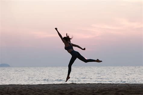 해질녘 해변에서 요가를 하는 사람은 정신 건강 자기 관리 및 자연과의 연결을 촉진합니다 건강한 생활방식에 대한 스톡 사진 및