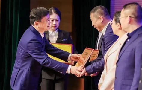 鑫海智桥石伟董事长接受“国家级服务型制造示范”授牌 知乎
