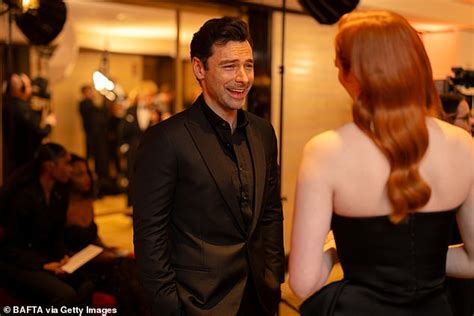 Poldarks Eleanor Tomlinson And Aidan Turner Reunite Duo Pose For A