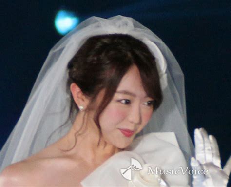 峯岸みなみ、半身浴姿が話題 鎖骨くっきり「美女」「色気が」：寄せられた質問に答える【エンタメ】