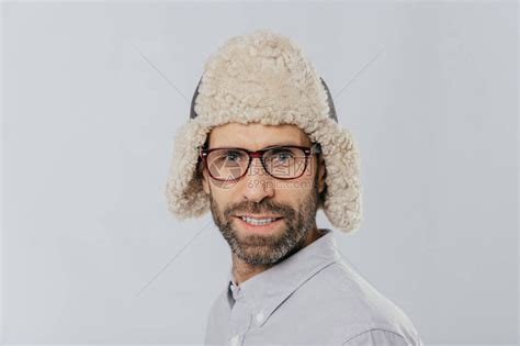有吸引力的男与胡茬的特写镜头高清图片下载 正版图片505642487 摄图网