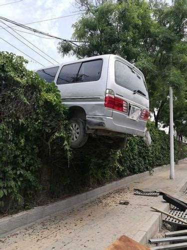 好險！鄭州一麵包車倒車失控懸在二環支路的橋上 每日頭條