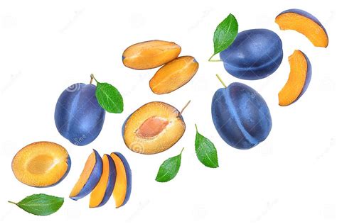 Verse Blauwe Pruimen En Halve Bladeren Geïsoleerd Op Witte Achtergrond
