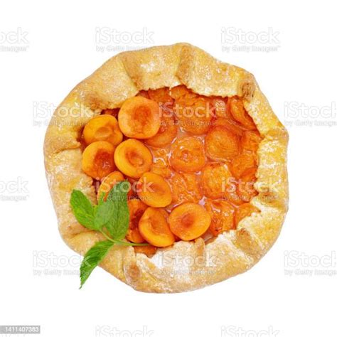 복숭아와 박하가 들어간 맛있는 프랑스 갈렛 흰색 배경에 고립되어 있습니다 전통적인 비스킷 여름 베이킹의 최고 전망 클로즈업