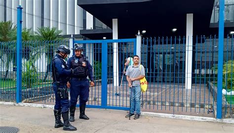 Hombre Con Discapacidad Se Encadenó Por Unos Minutos En La Alcaldía De