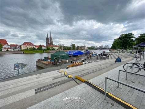 Przy Bulwarze Dunikowskiego zacumowała barka ze sceną Co się tam wydarzy MiejscaWeWroclawiu pl