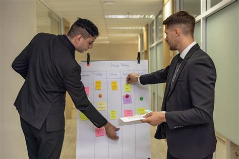 다양한 팀이 디자인 씽킹을 적용하여 통찰력을 수집하고 솔루션을 제안합니다 평가 프로토타입 생성 2명에 대한 스톡 사진 및 기타 이미지 Istock