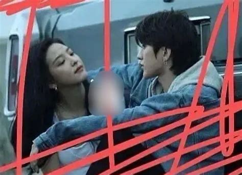 蔡徐坤mv也有女主了，两人互动温馨甜蜜，拥抱对视瞬间粉丝酸哭蔡徐坤对视粉丝新浪新闻