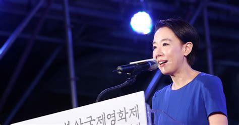 장누구보다 영화를 사랑하는 강수연 집행위원장