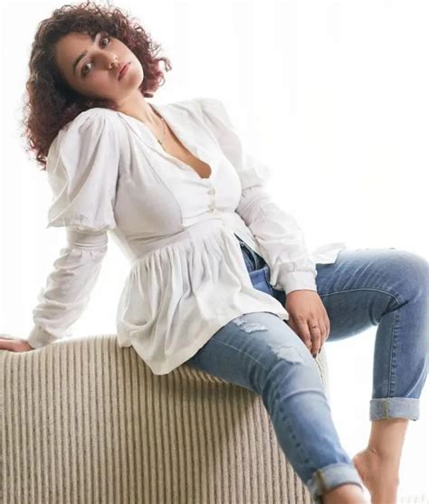 Nithya Menon Scrolller