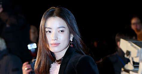 [md포토] 한효주 추워서 재킷 걸쳤어요