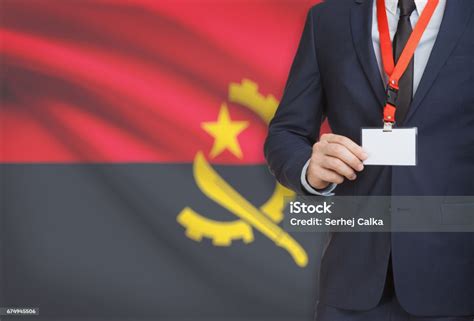 배경에 국기와 함께 랜 야드에 이름 카드 배지를 들고 사업가앙골라 가는 끈에 대한 스톡 사진 및 기타 이미지 가는 끈