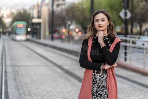 Jeune Femme Attendant Le Tram à Larrêt Dans Une Ville Photo Stock